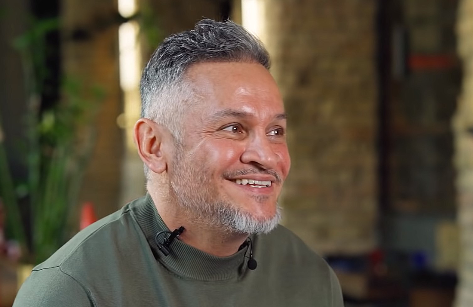 Ектор Хіменес-Браво показав нагороду, яку йому вручив Залужний. Hyser ...